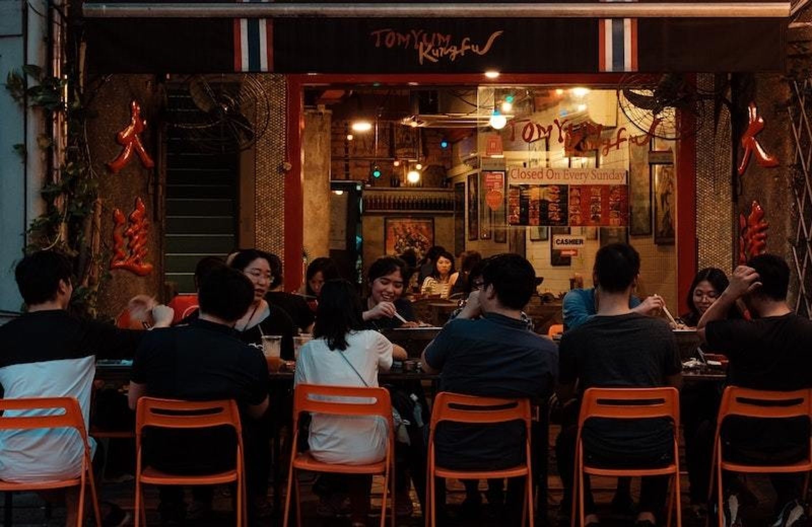 12 Small Restaurant Decor Ideas (2023 Examples) - On the Line | Toast POS