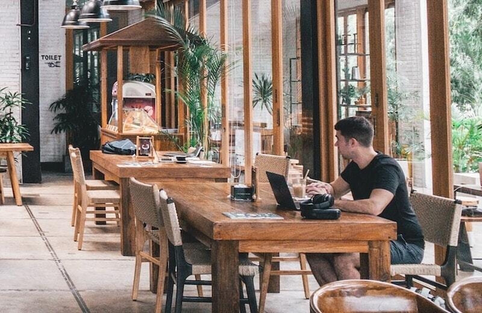 How Much do Bussers Make? (Average Busser Salary Data 2025)