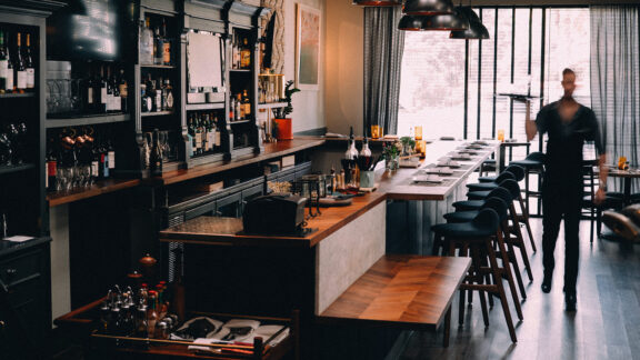 What is a waitress? - Meaning, Description - On the Line | Toast POS