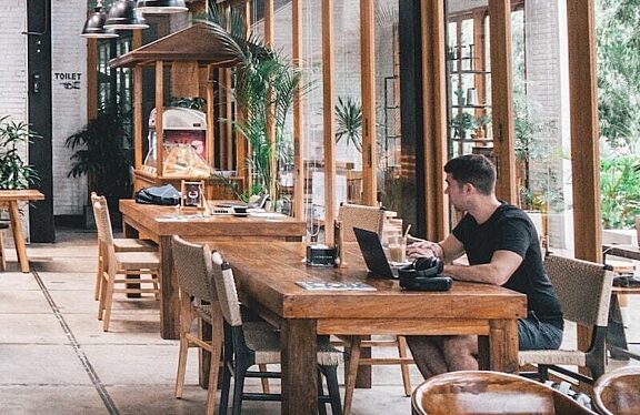 What is a busser? - Meaning, Description - On the Line | Toast POS