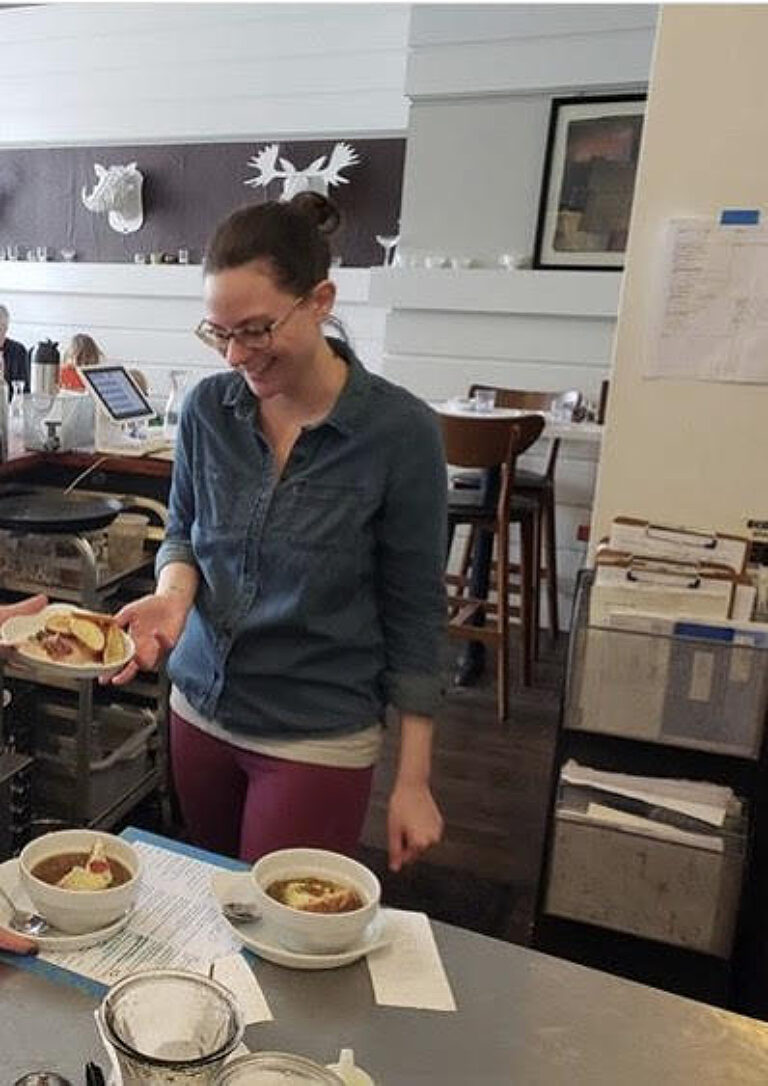 How to Make Servers Happy With New Restaurant Management Models