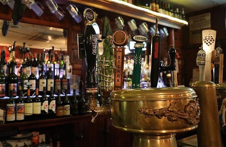 How to Design a Sports Bar Floor Plan: Sports Bar Layouts, Blueprints ...